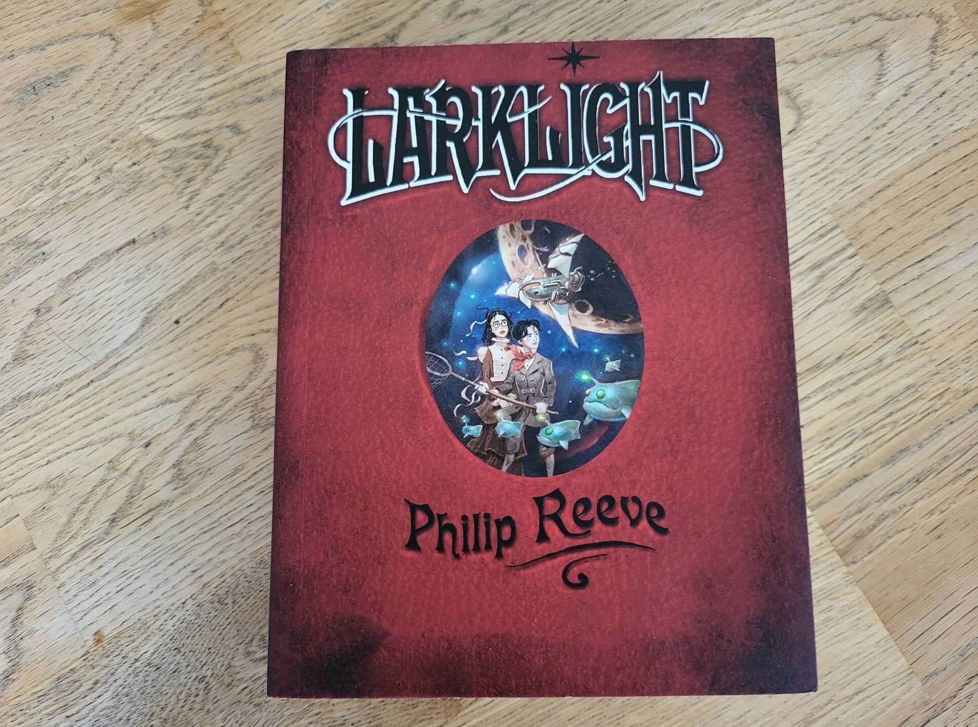 Larklight . Philip Reeve - Raamatugalerii